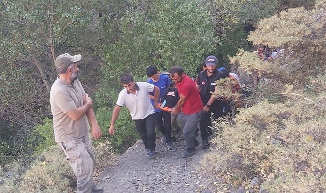 Piknikte ayağı kırılan kadını AFAD ve UMKE 2 kilometre sedyeyle taşıdı ... Piknikte ayağı kırılan kadını AFAD ve UMKE 2 kilometre sedyeyle taşıdı ...